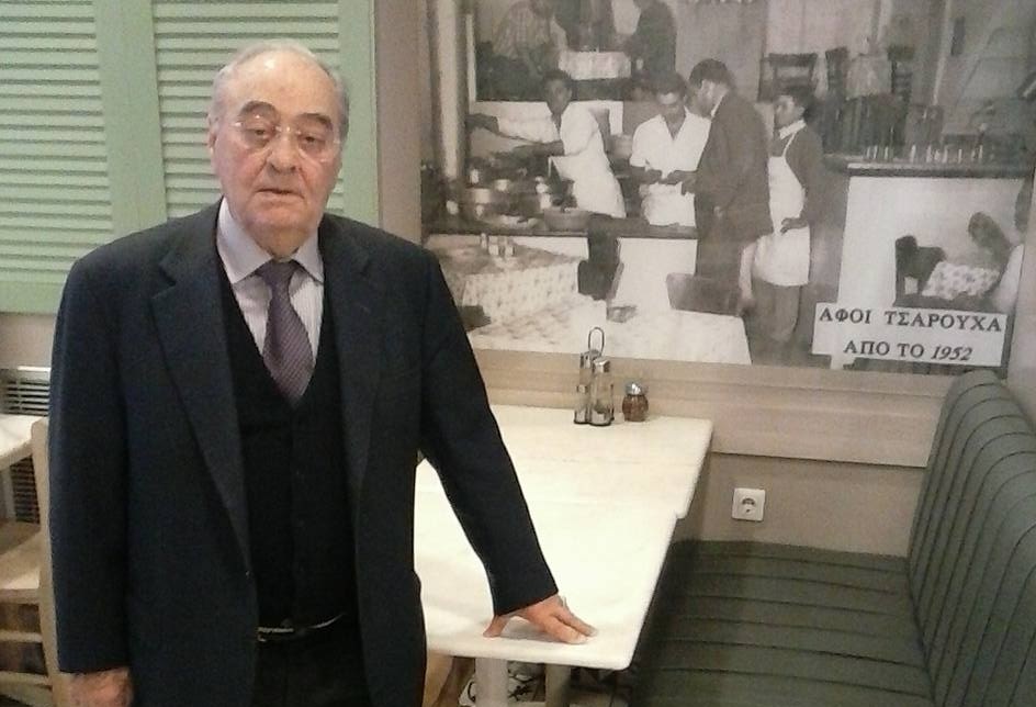 “Έφυγε” ο Νίκος Τσαρούχας, δημιουργός του θρυλικού πατσατζίδικου στο ...