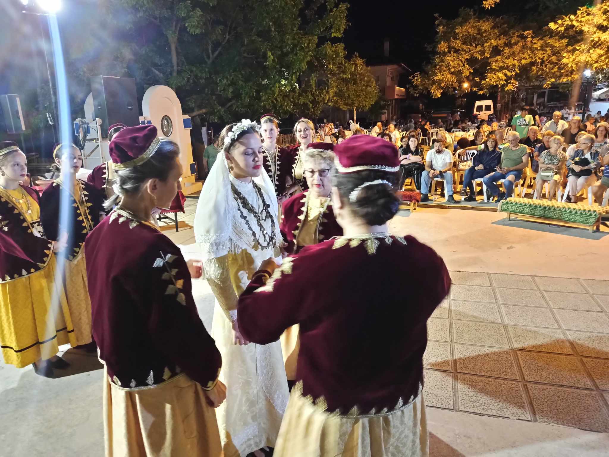 Εντυπωσιακή αναβίωση παραδοσιακού γάμου Μικρασιάτισσας με Θρακιώτη στη ...